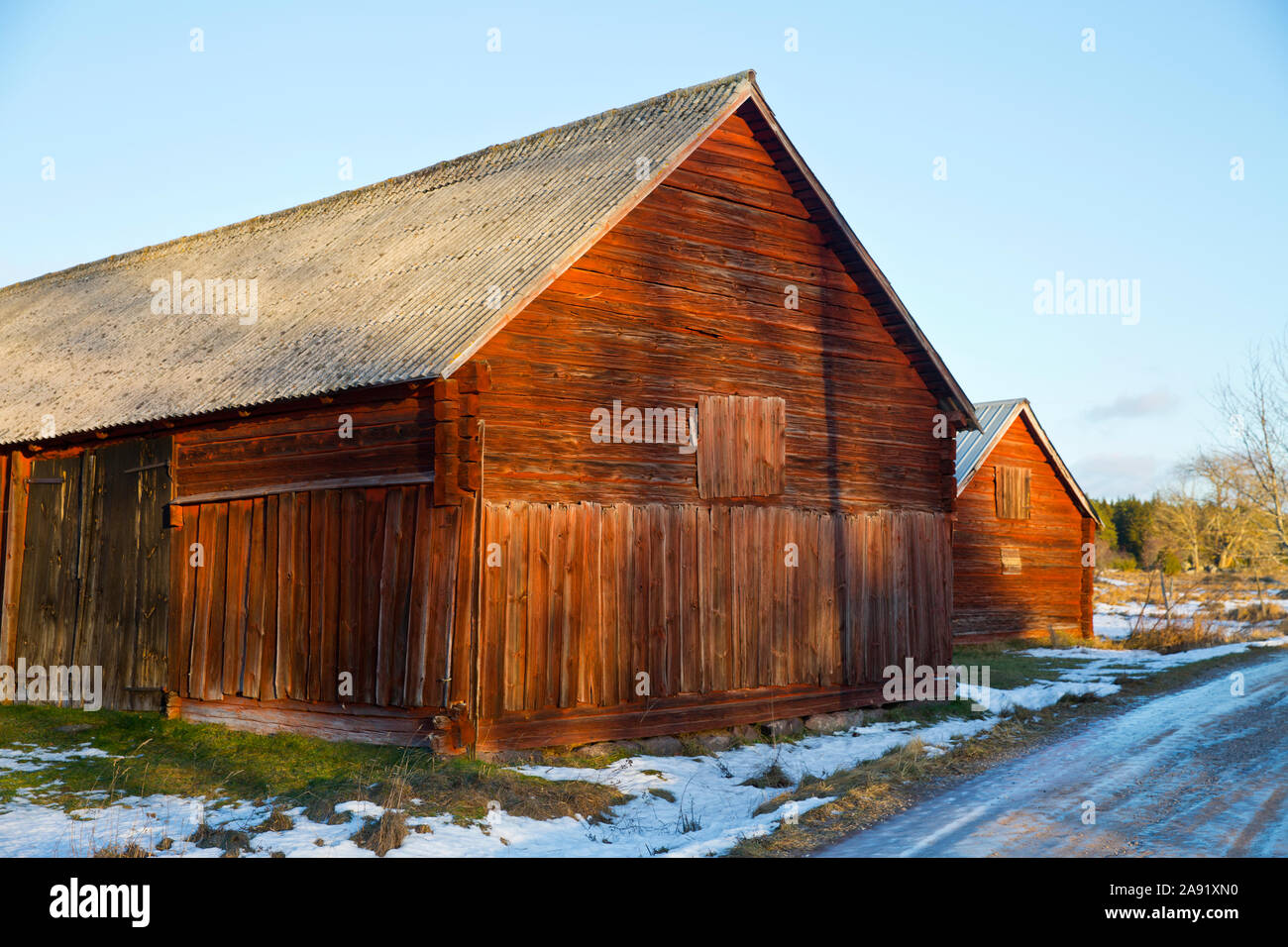 Barn snow sunlight hi-res stock photography and images - Alamy
