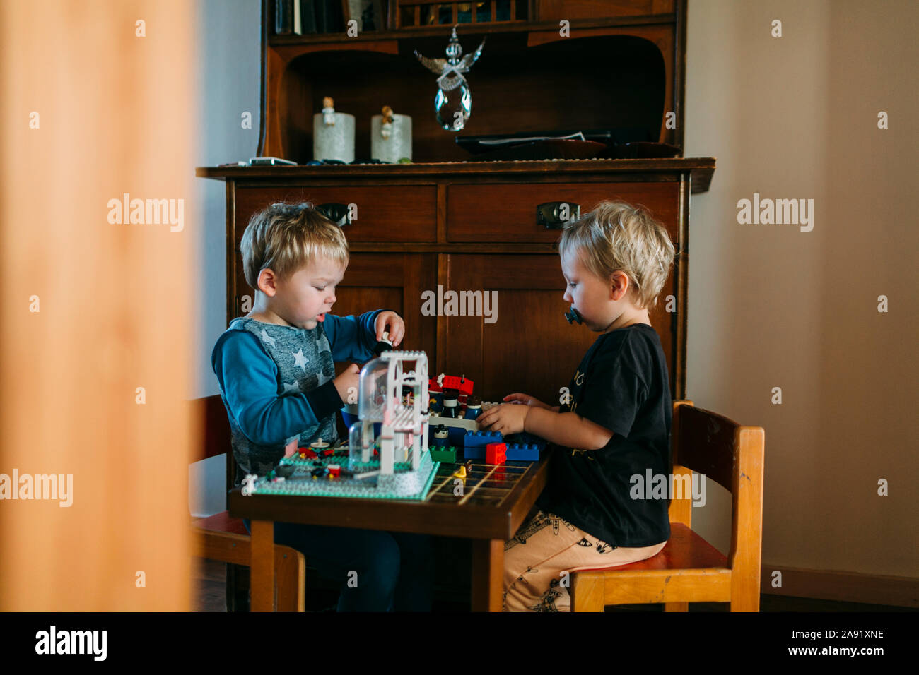 Two boys playing building blocks hi-res stock photography and images ...