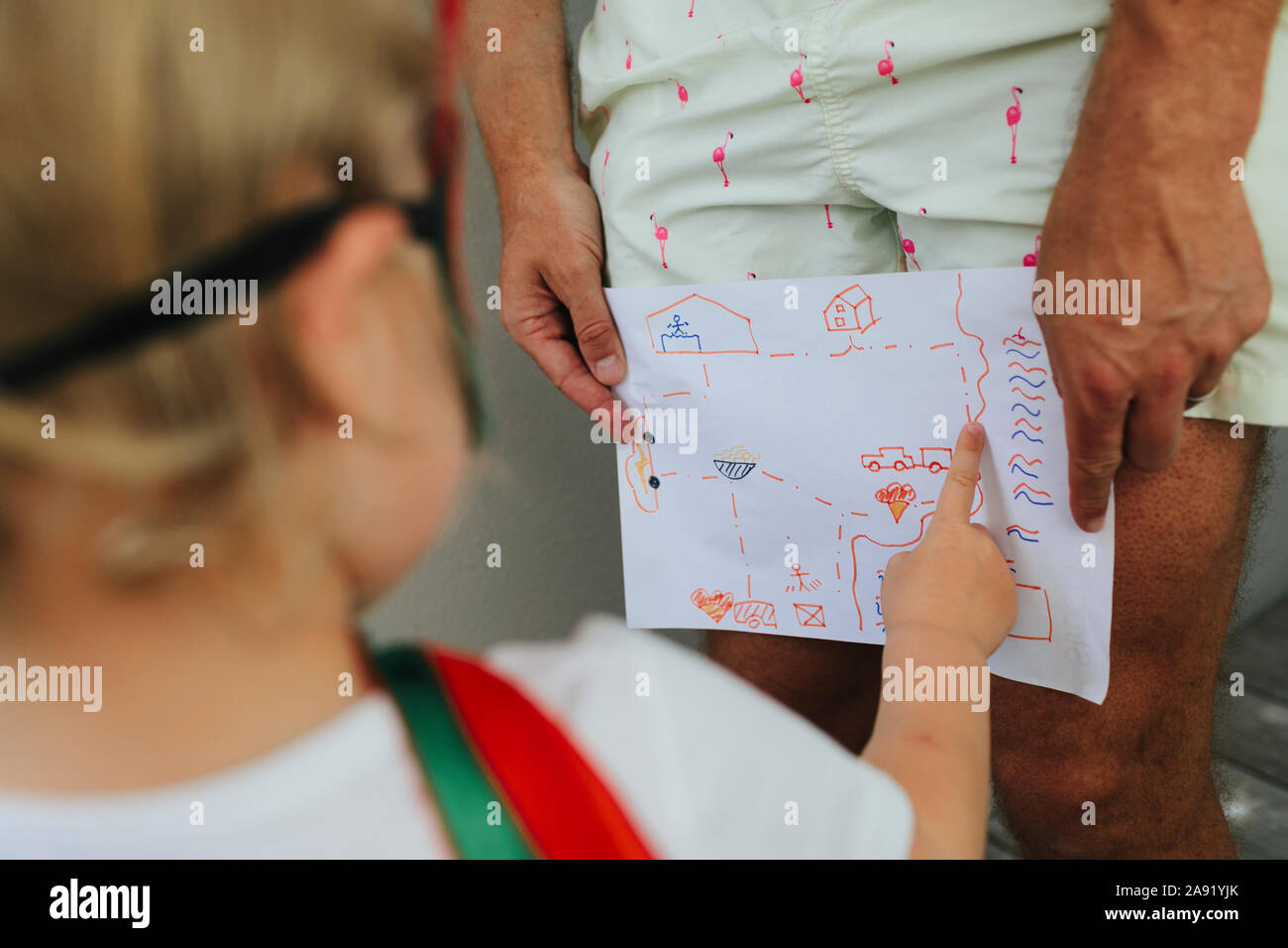 Family pointing at map hi-res stock photography and images - Alamy