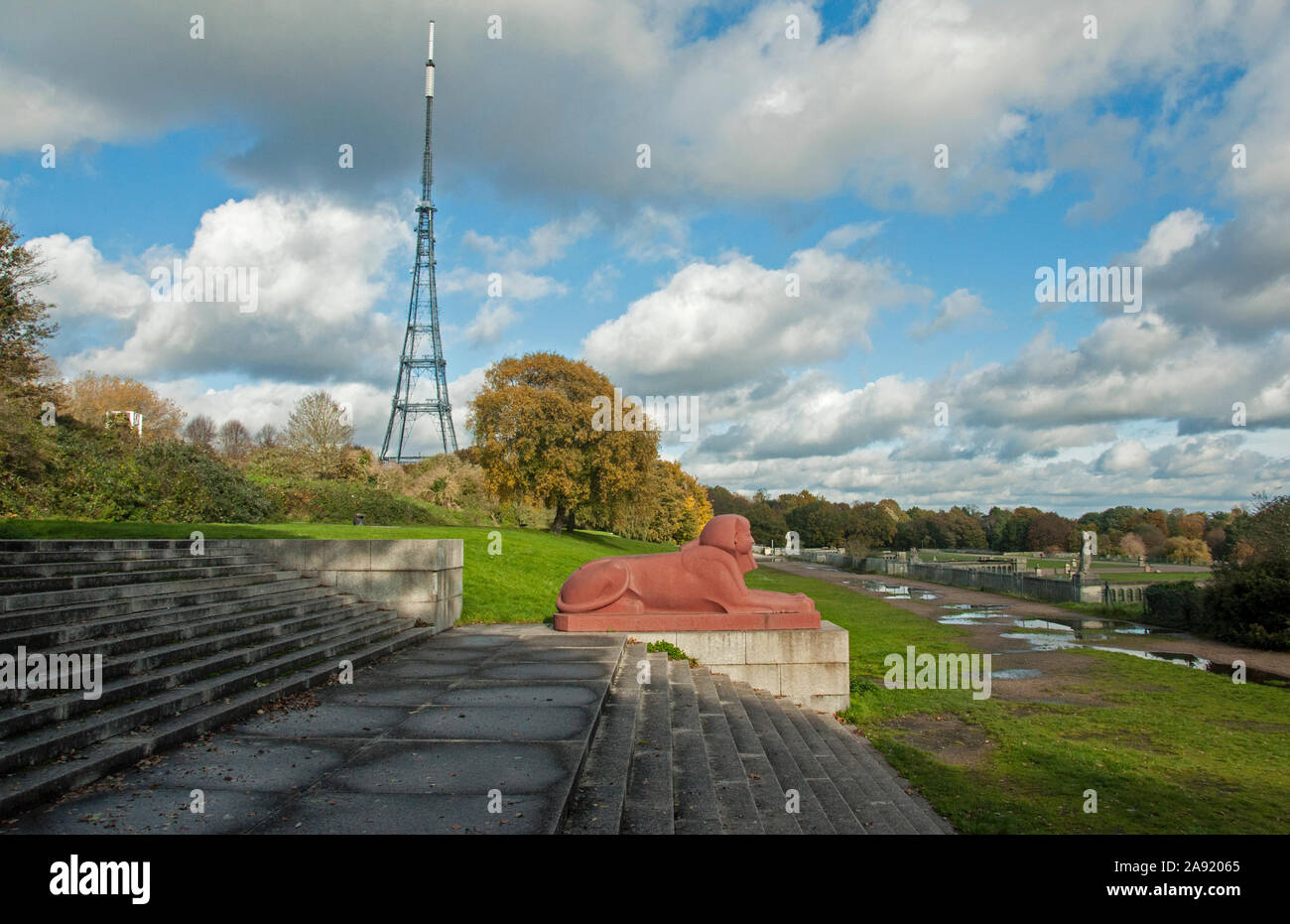 Crystal palace great exhibition statue hi-res stock photography and ...