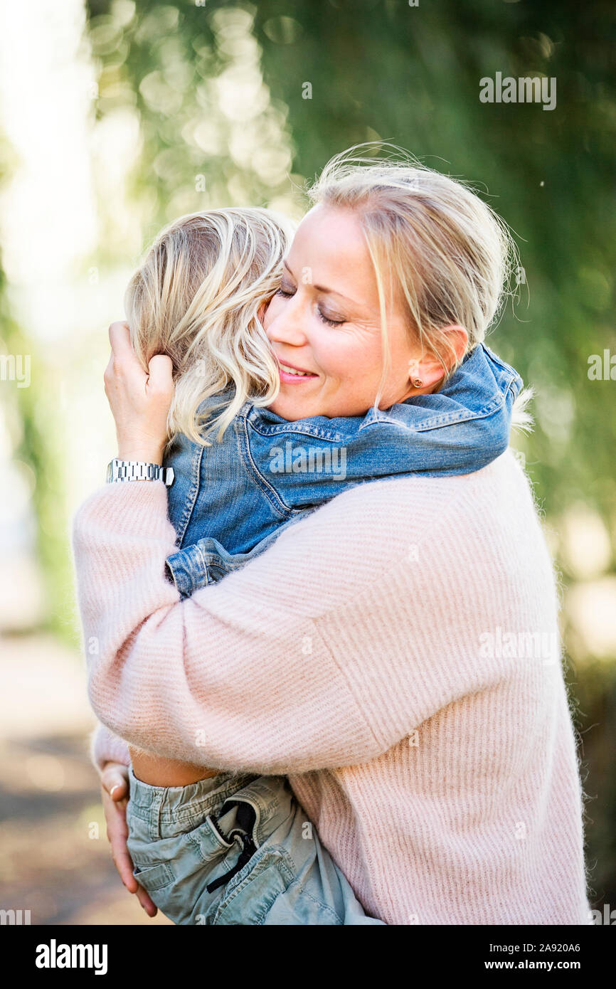 Woman Hugging Child Blonde High Resolution Stock Photography and Images ...
