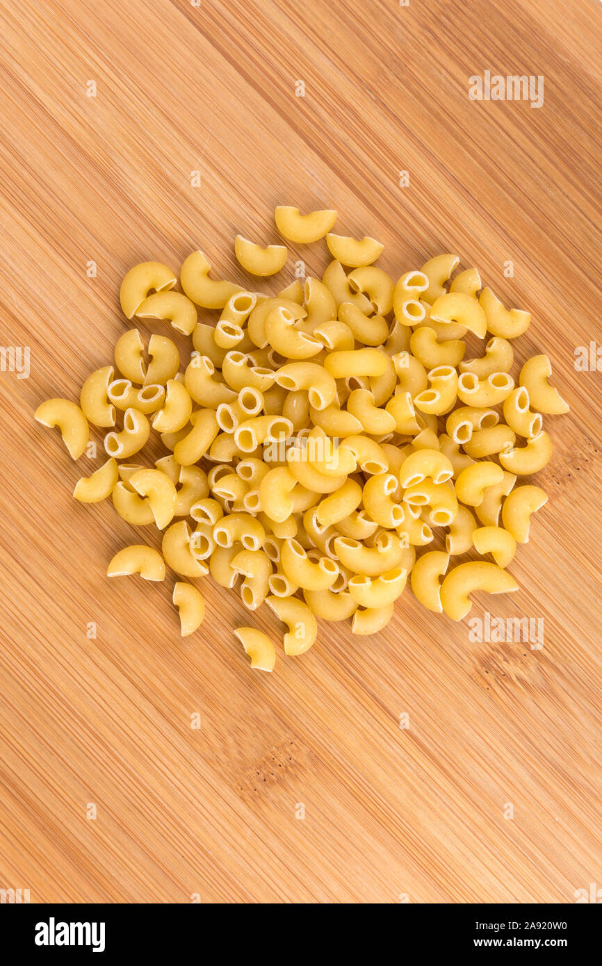 PIle of yellow dried elbow macaroni pasta shapes Stock Photo - Alamy