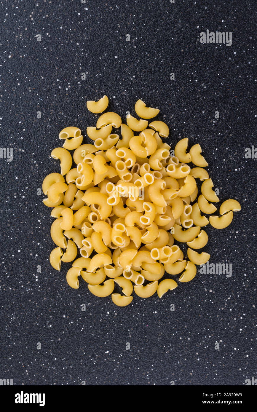 PIle of yellow dried elbow macaroni pasta shapes Stock Photo - Alamy