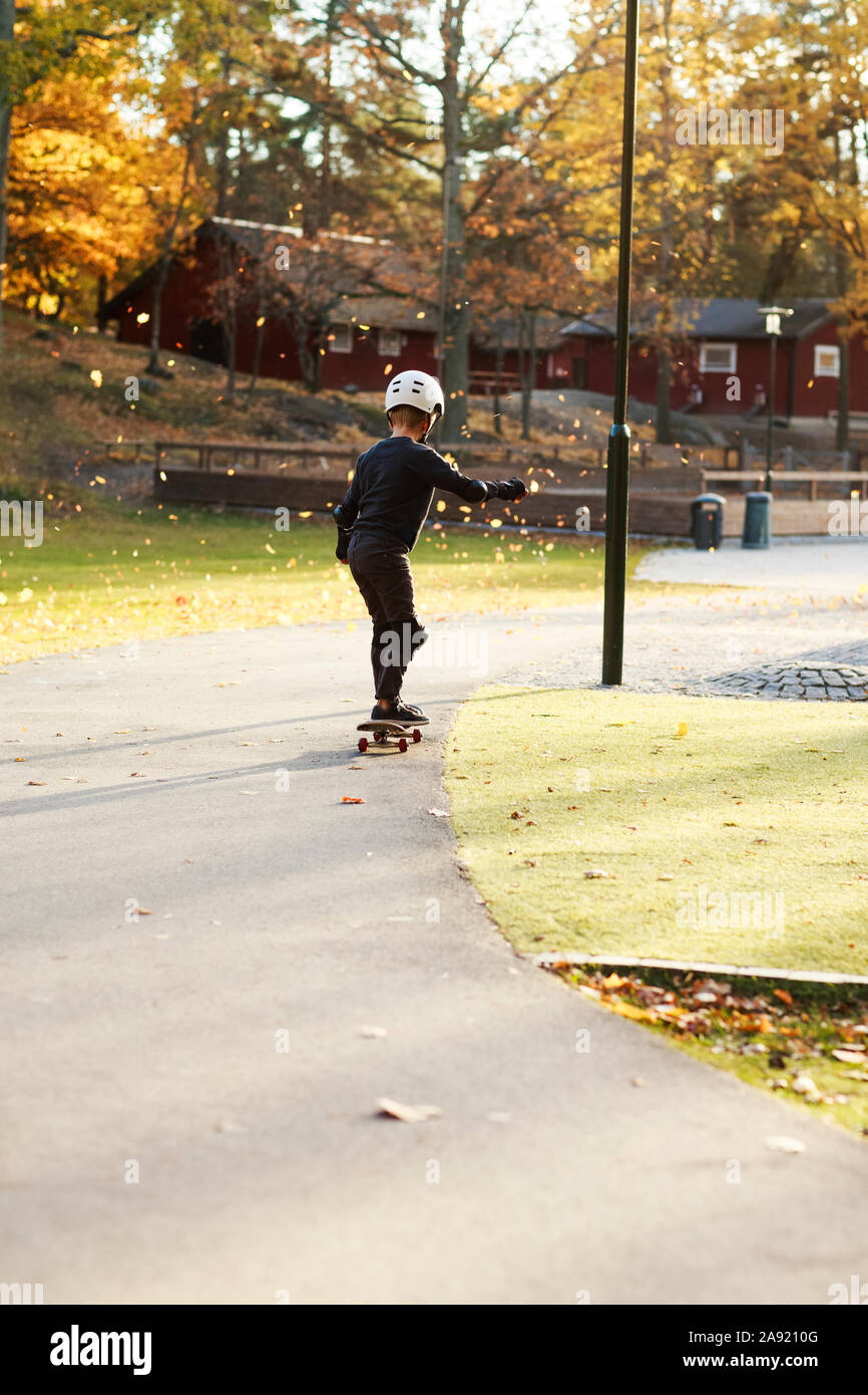 Boys skateboarding park hi-res stock photography and images - Alamy