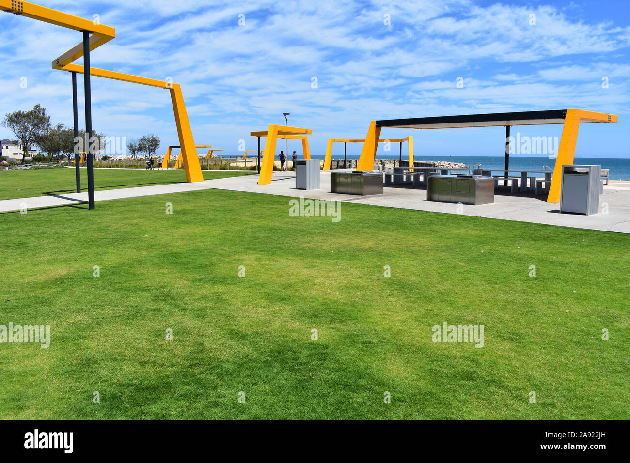 Family barbeque beach hi-res stock photography and images - Alamy