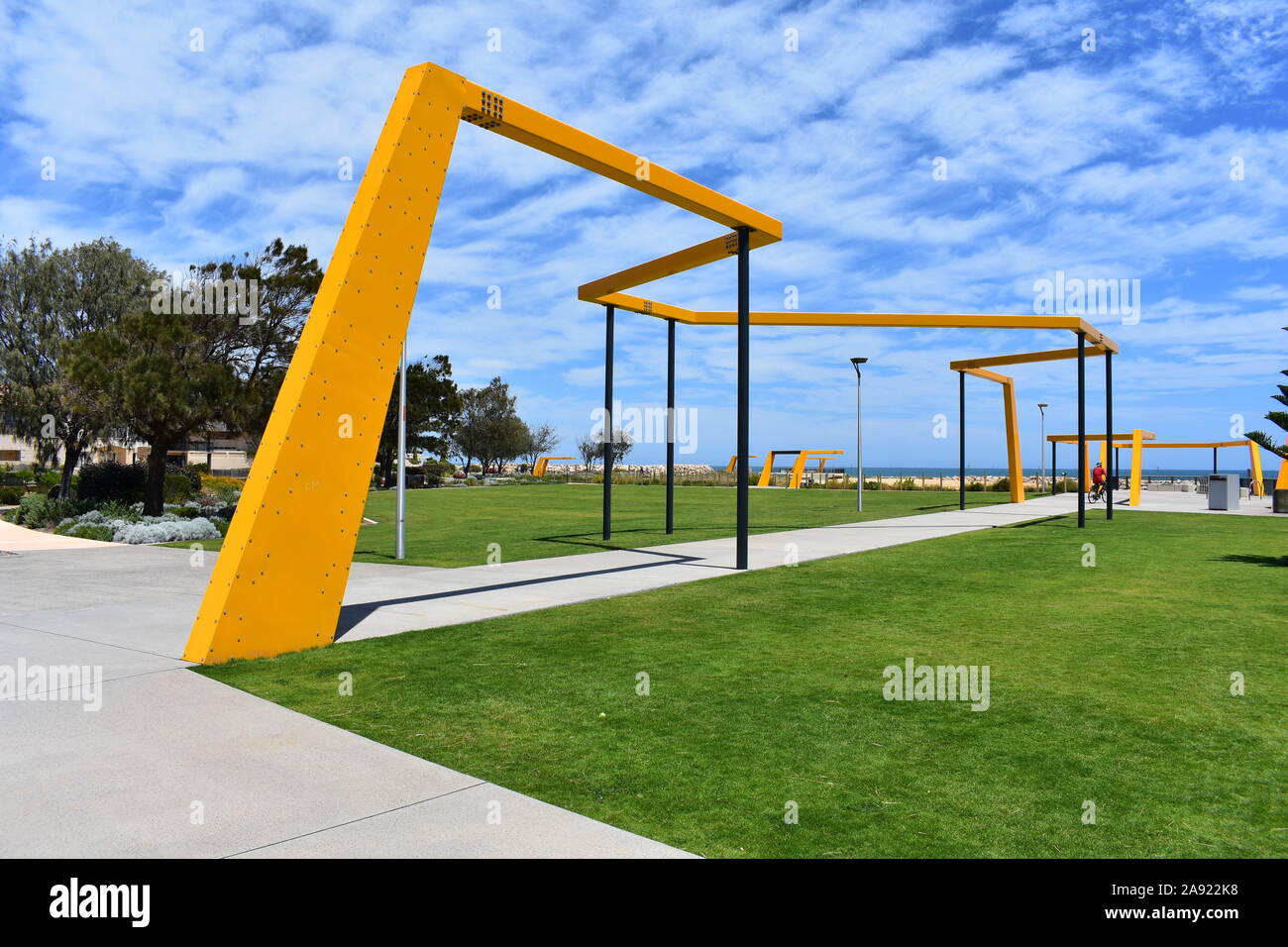 Family fun sculpture hi-res stock photography and images - Alamy