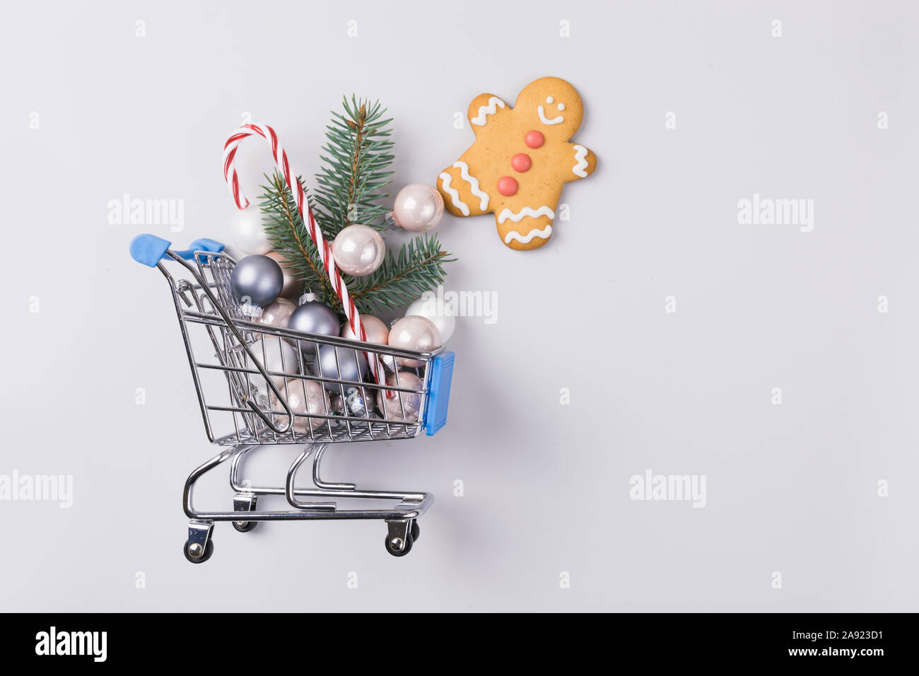 Christmas tree shopping trolley hi-res stock photography and images - Alamy
