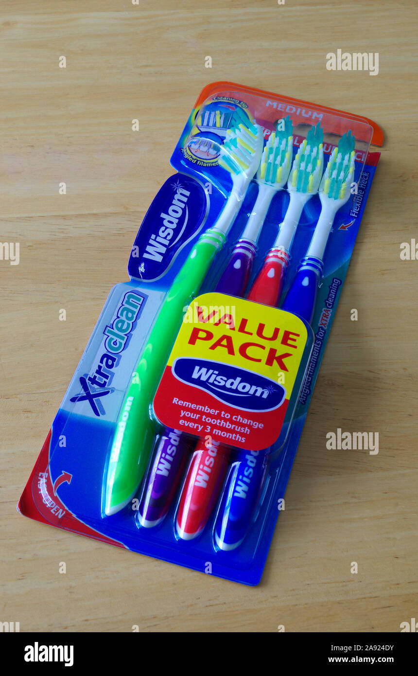 Wisdom Xtra Clean Medium Toothbrushes Stock Photo - Alamy