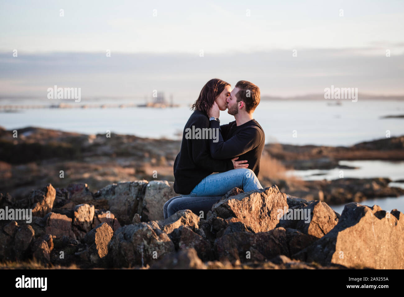 Couple young kiss water hi-res stock photography and images - Alamy