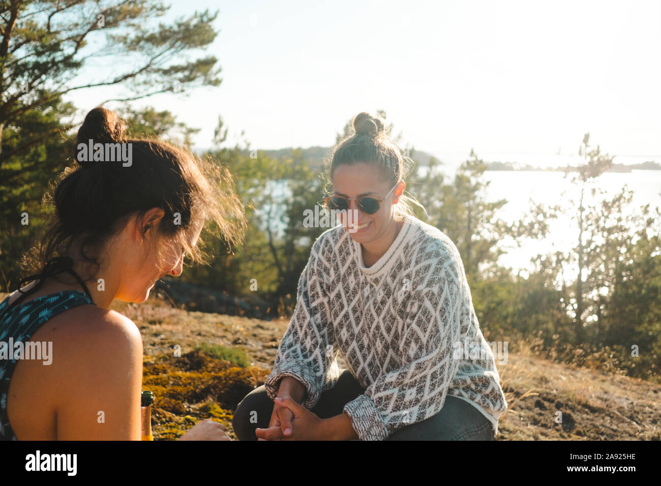 Friends outdoors happy blue sky hi-res stock photography and images - Alamy