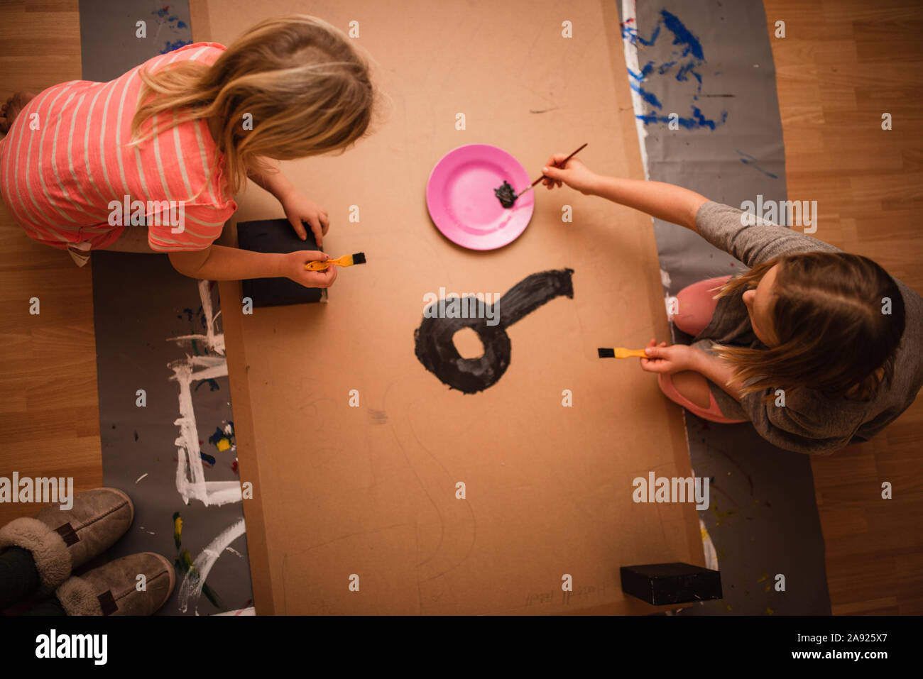 Girls color paper painting hi-res stock photography and images - Alamy