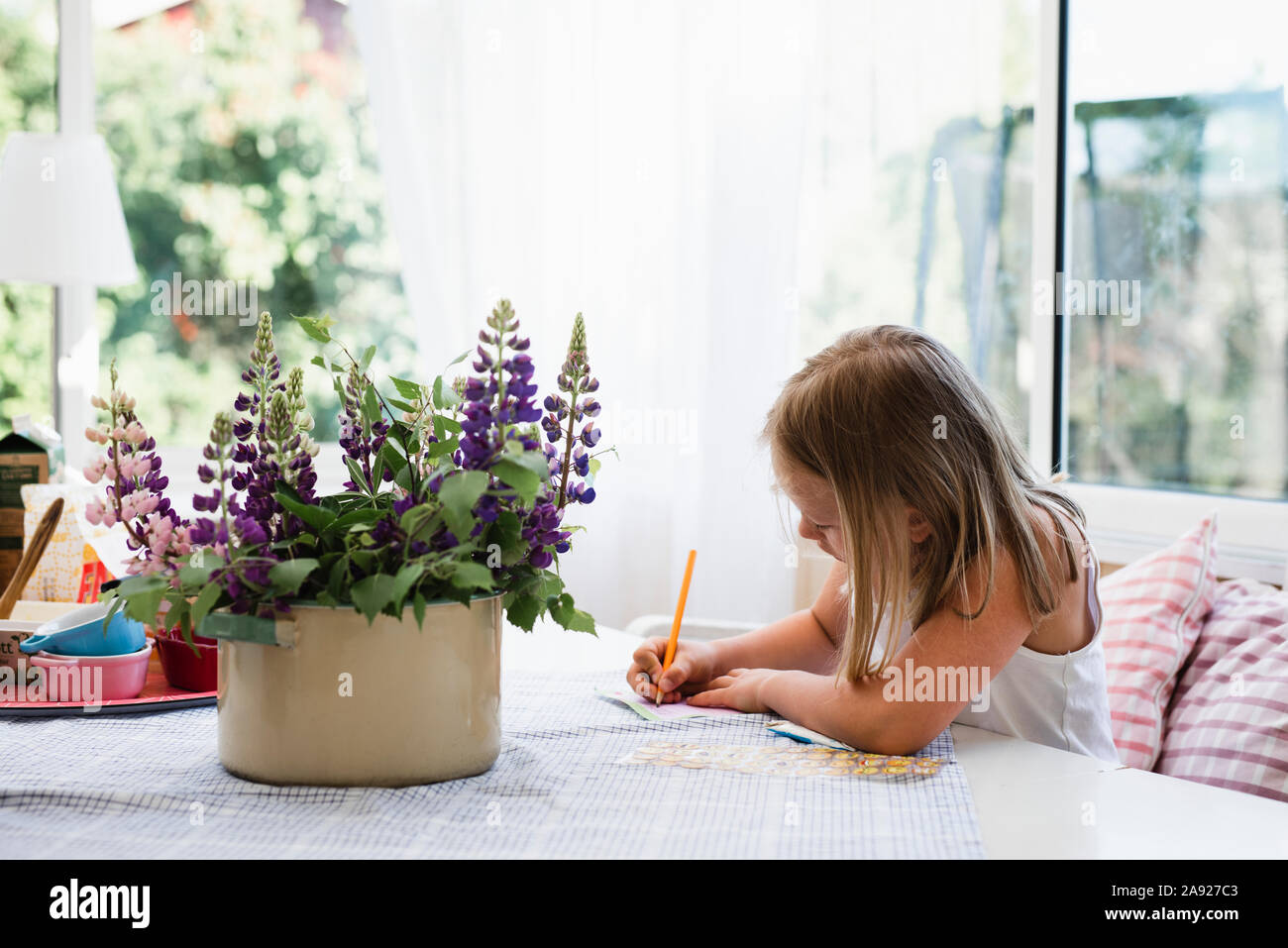 Writing at table hi-res stock photography and images - Alamy