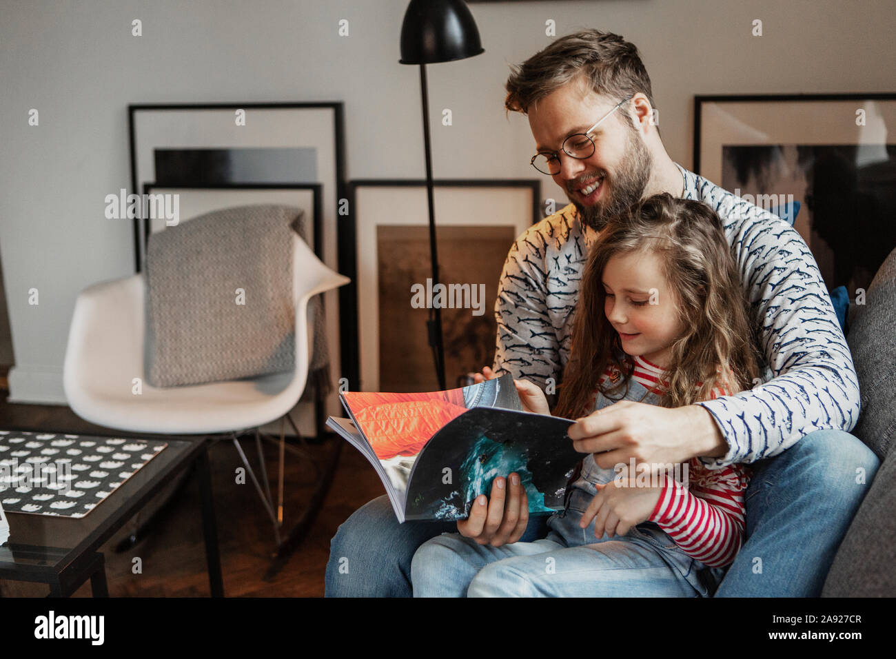 Father and daughter reading book Stock Photo - Alamy