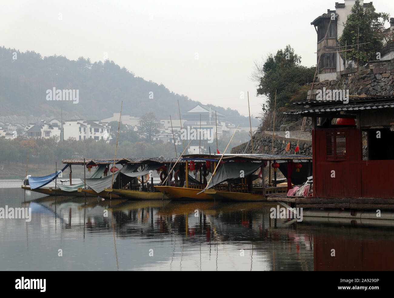 (191112) -- HUANGSHAN, Nov. 12, 2019 (Xinhua) -- Photo taken on Nov. 12 ...