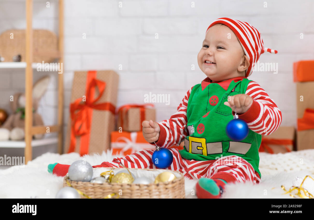 Helping small gift hi-res stock photography and images - Alamy