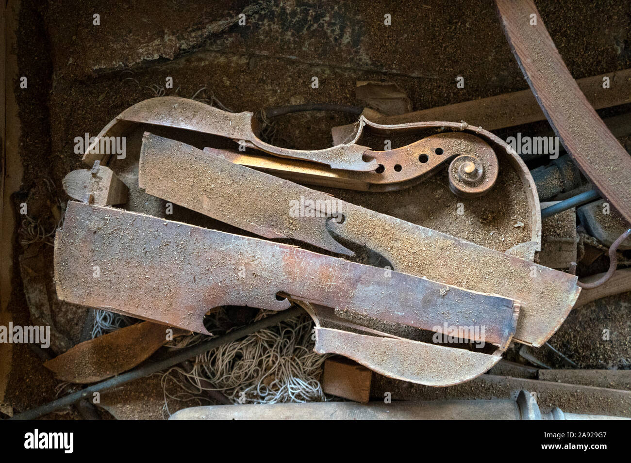Broken violin hi-res stock photography and images - Alamy