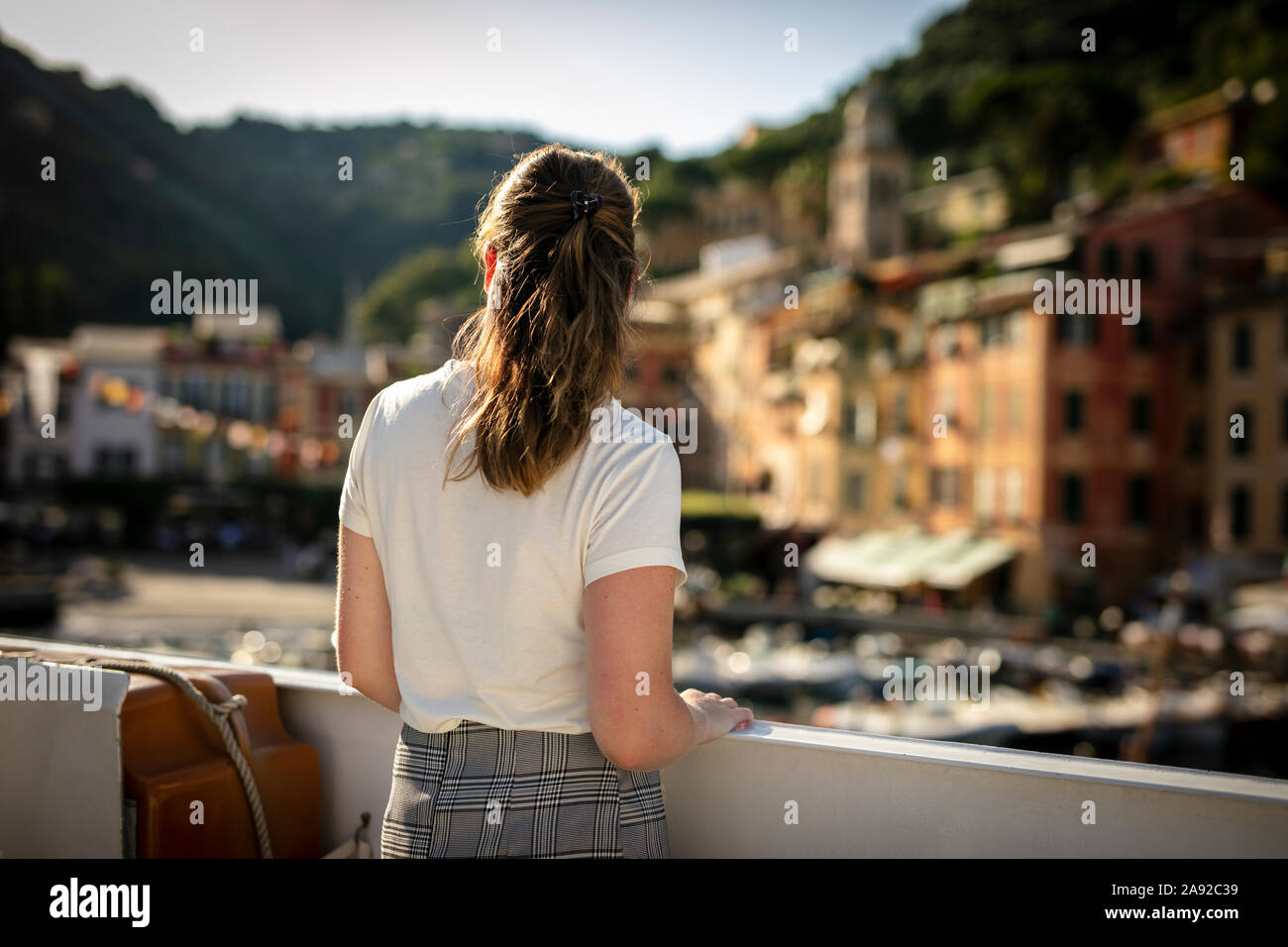 Brunette rear view hi-res stock photography and images - Alamy