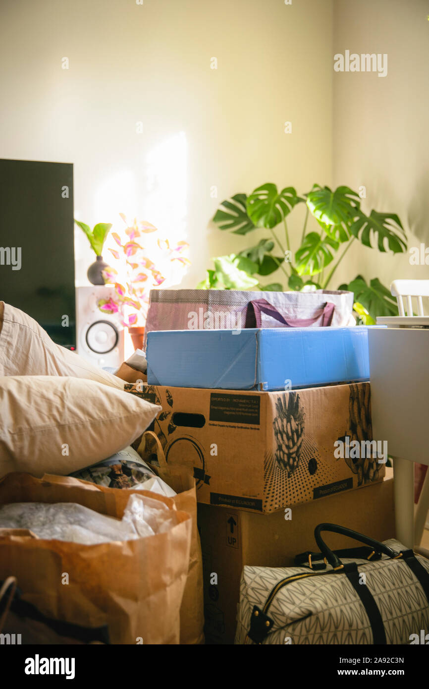 Pack room hi-res stock photography and images - Alamy