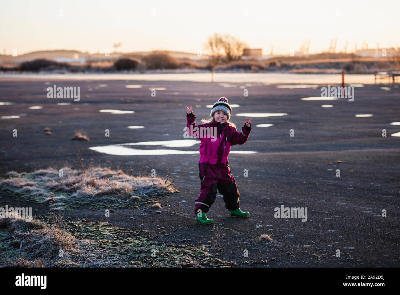 Girl doing peace sign hi-res stock photography and images - Alamy