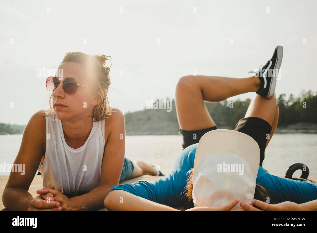 Two friends back to back hi-res stock photography and images - Alamy