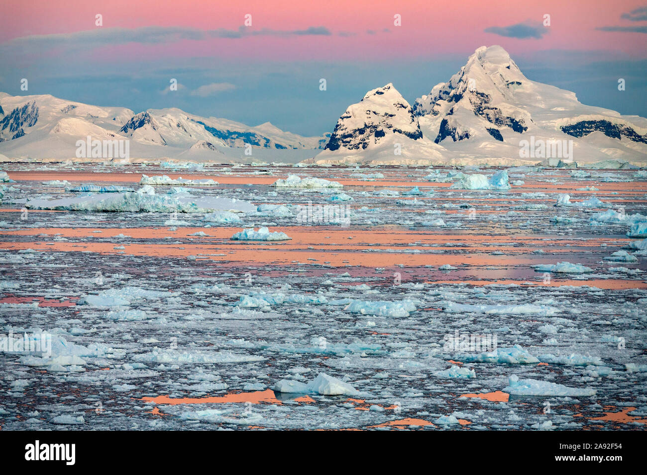 The polar landscape of the west coast of the Antarctic Peninsula in ...