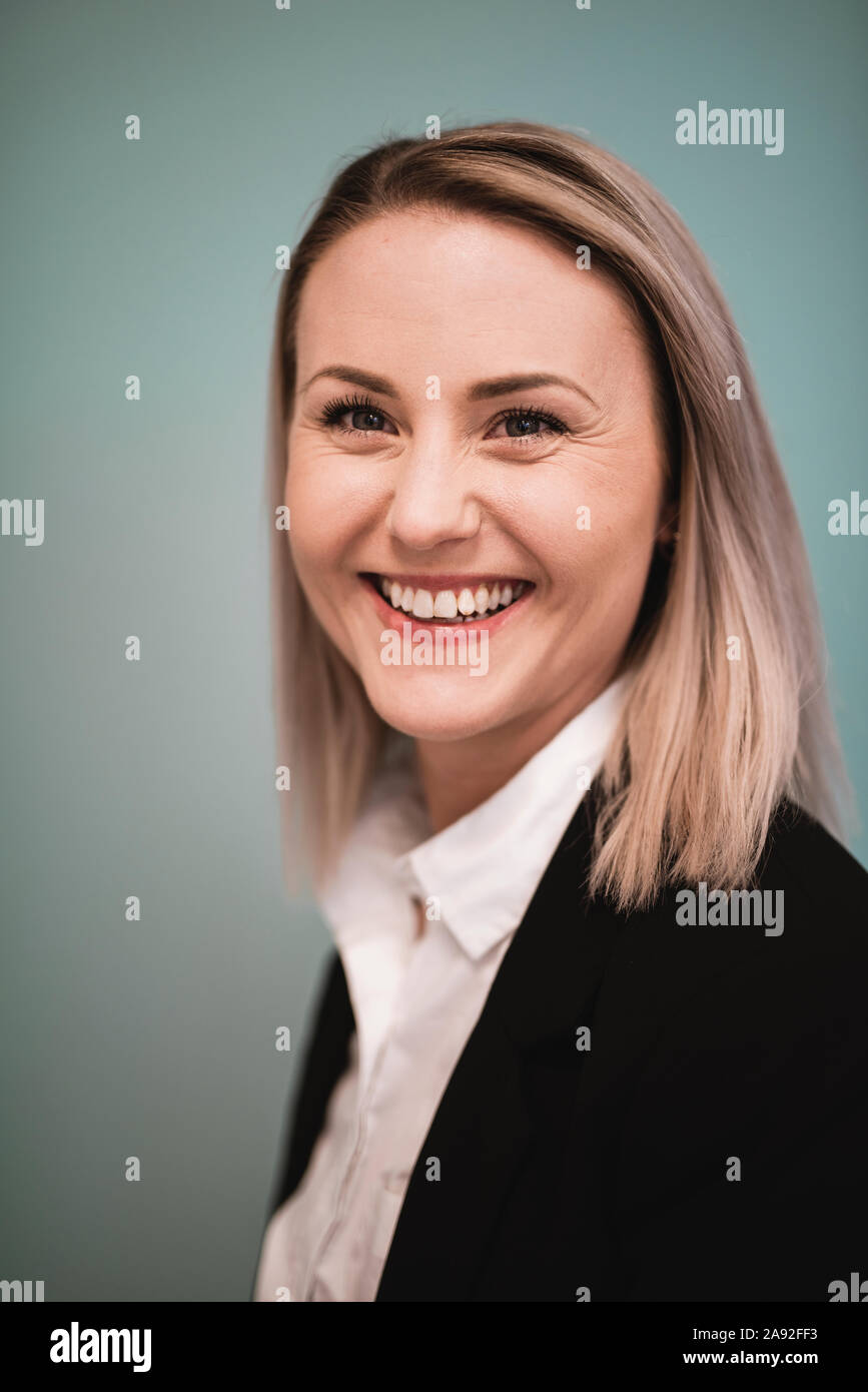 Smiling laughing head shot hi-res stock photography and images - Alamy