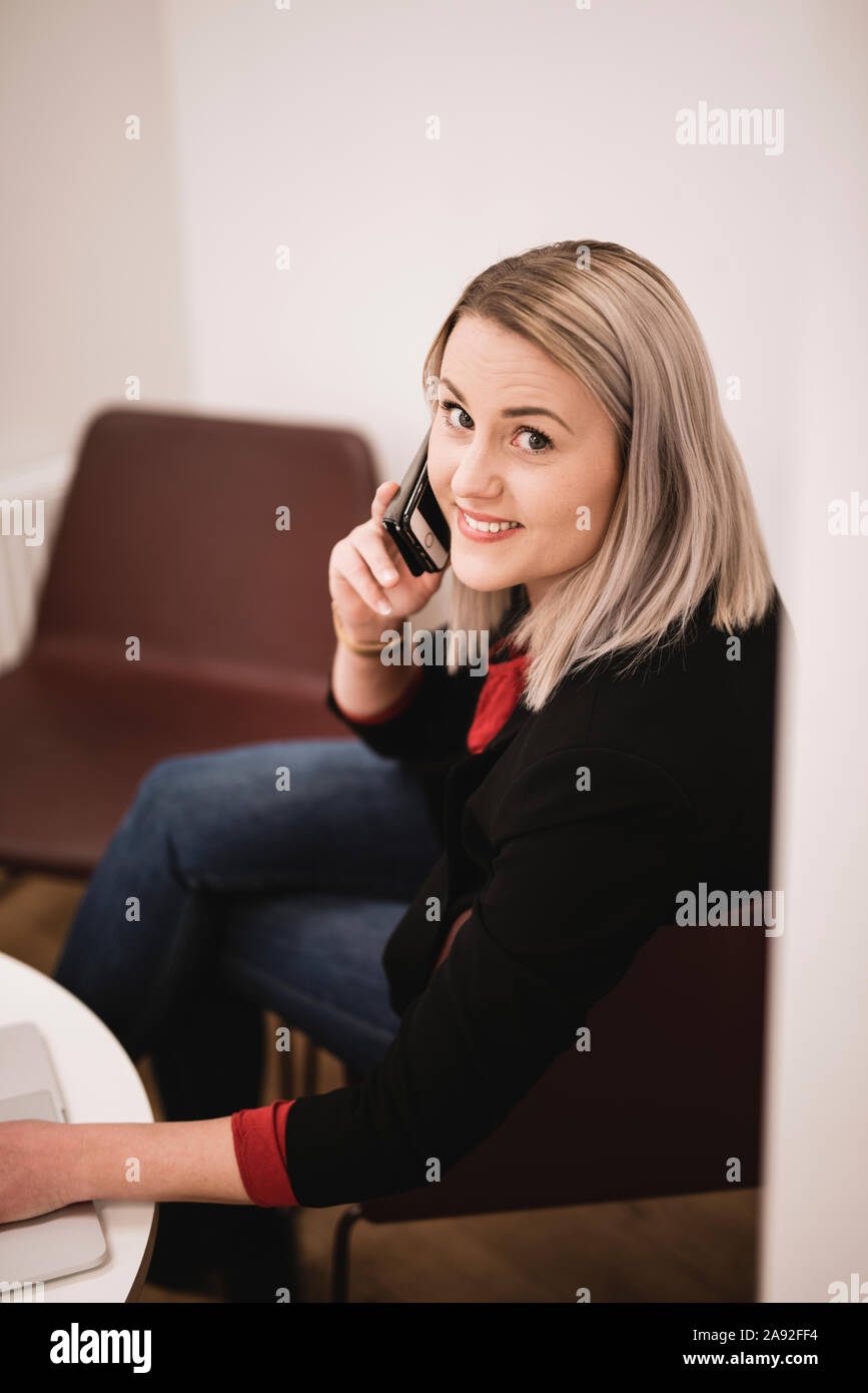 Talking through the computer hi-res stock photography and images - Alamy