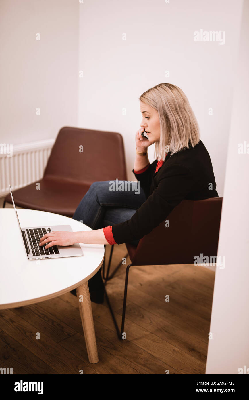 Talking through the computer hi-res stock photography and images - Alamy