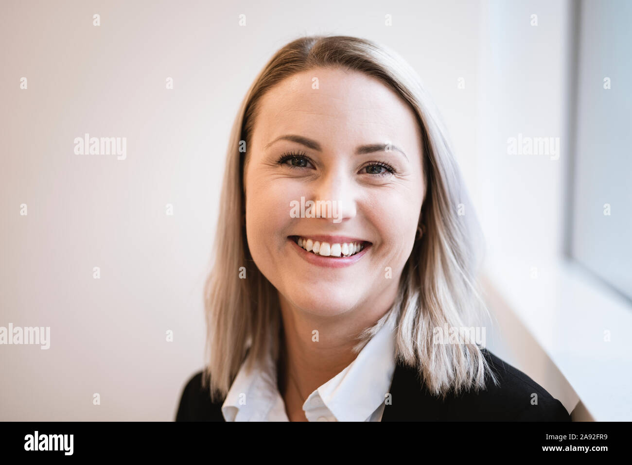 Portrait of smiling woman Stock Photo - Alamy