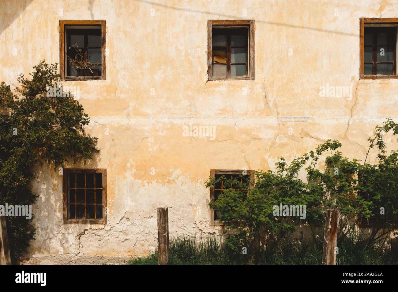 Old building horizontal hi-res stock photography and images - Alamy
