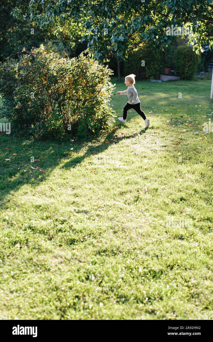 Girls and garden hi-res stock photography and images - Alamy