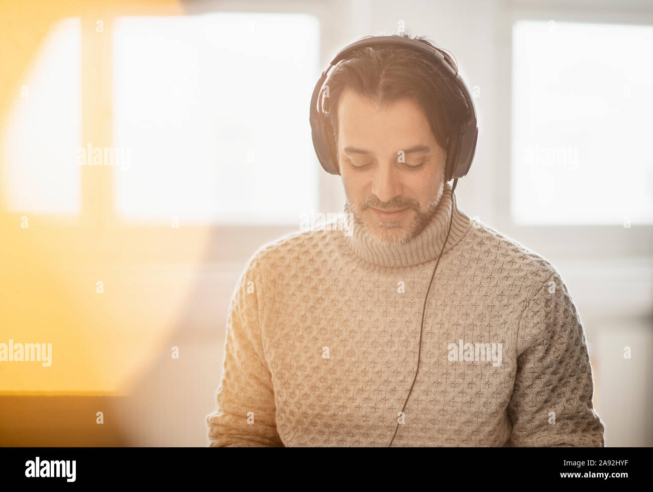Headphones on head hi-res stock photography and images - Alamy