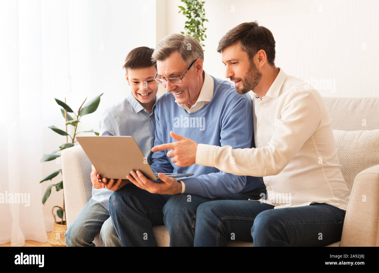 Elderly man son computer hi-res stock photography and images - Alamy