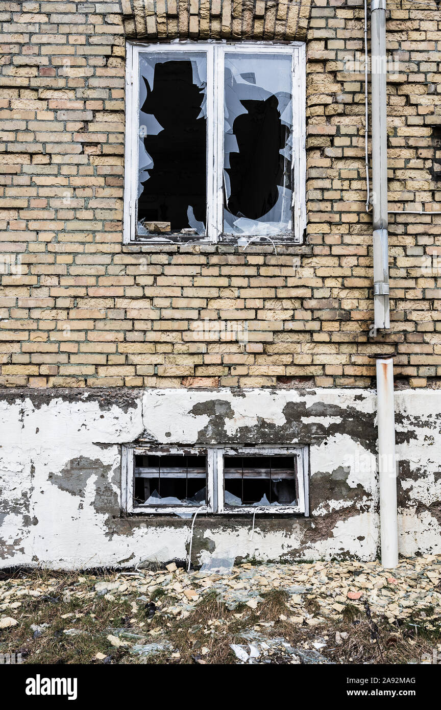 Broken building hi-res stock photography and images - Alamy