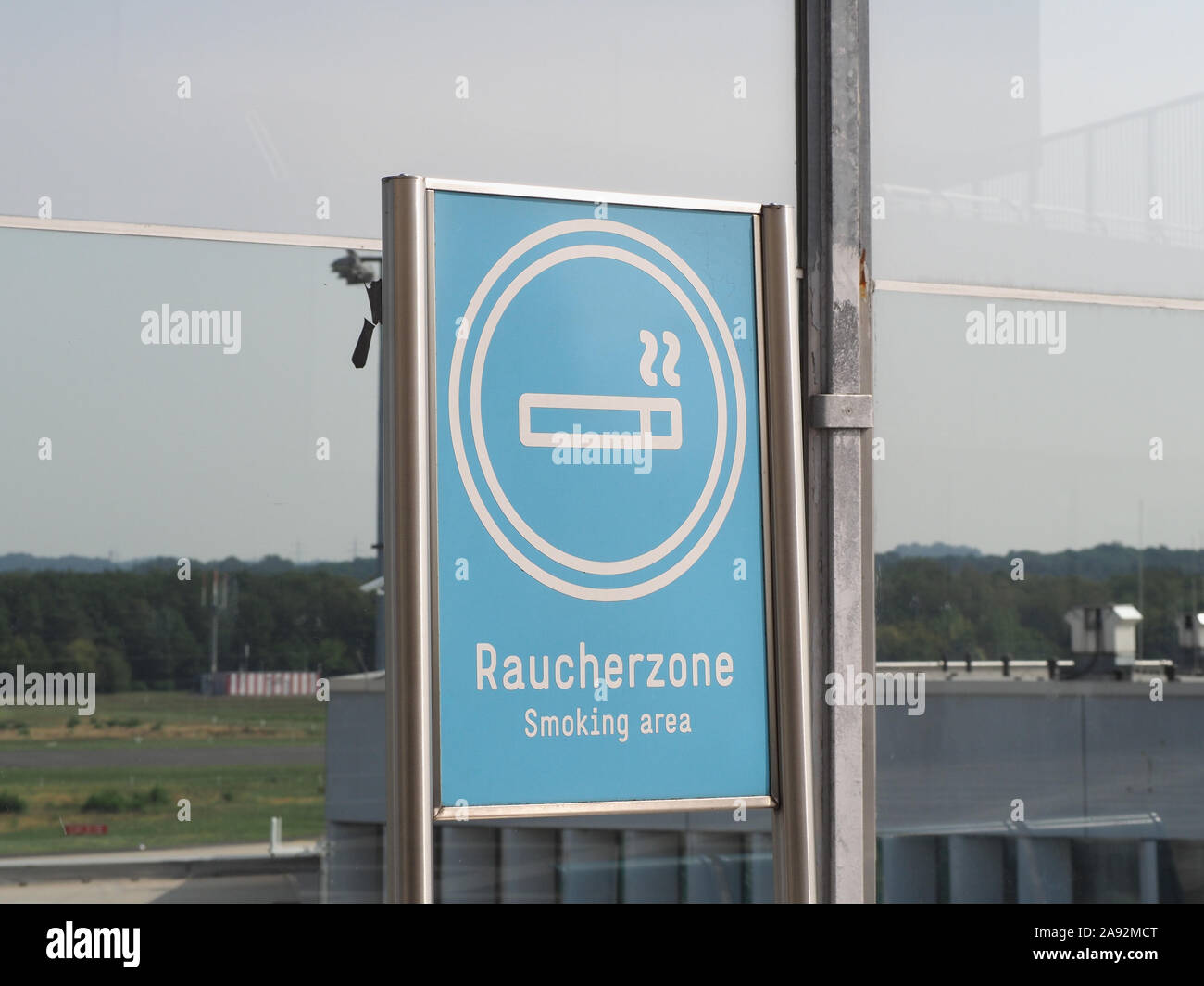 Raucherzone hi-res stock photography and images - Alamy