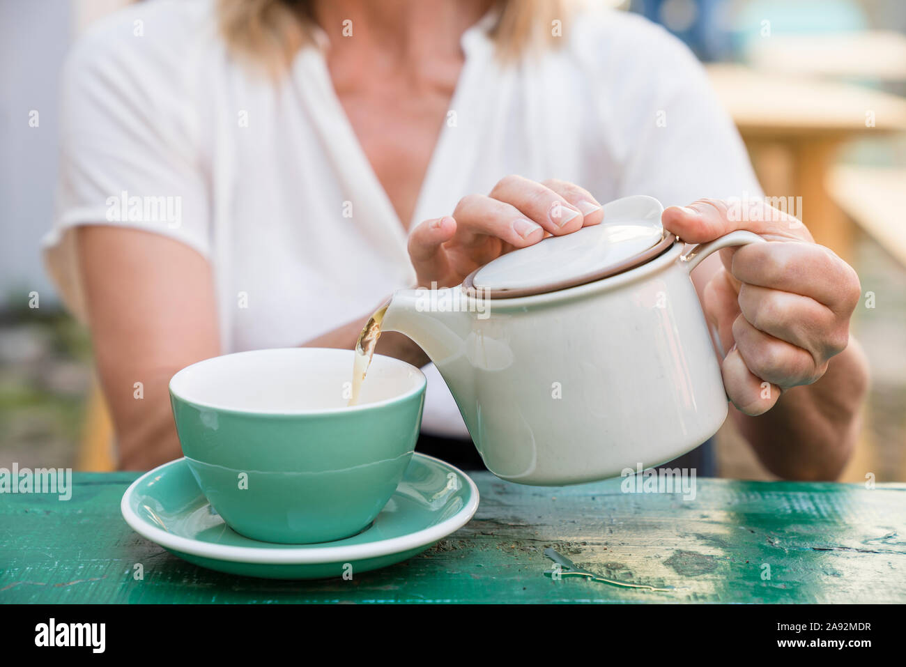 Woman pouring tea in to cup Stock Photo - Alamy
