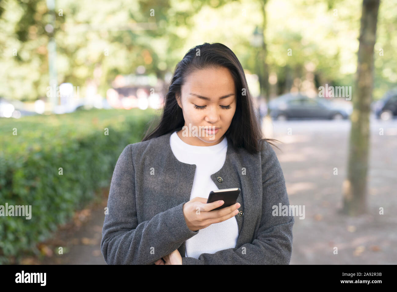 Asian young women and cell phone hi-res stock photography and images ...