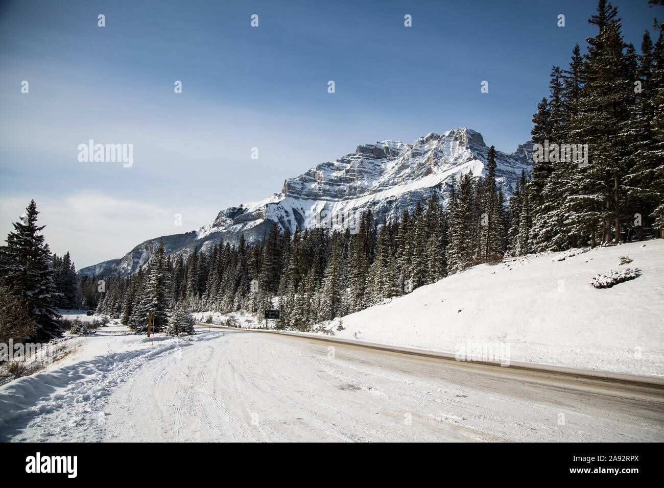 Snowy mountains in canada hi-res stock photography and images - Alamy