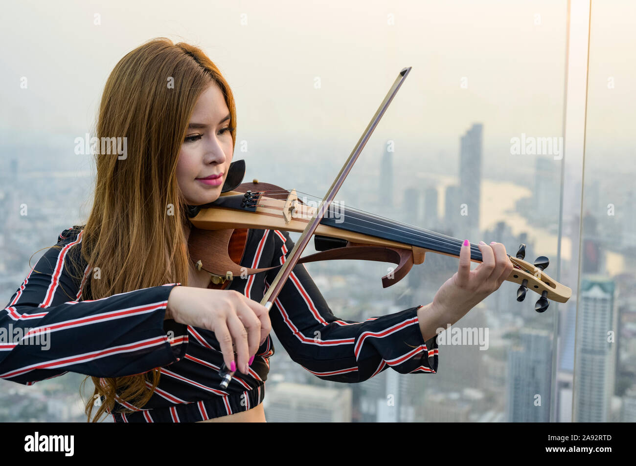 Female asian violinist hi-res stock photography and images - Alamy