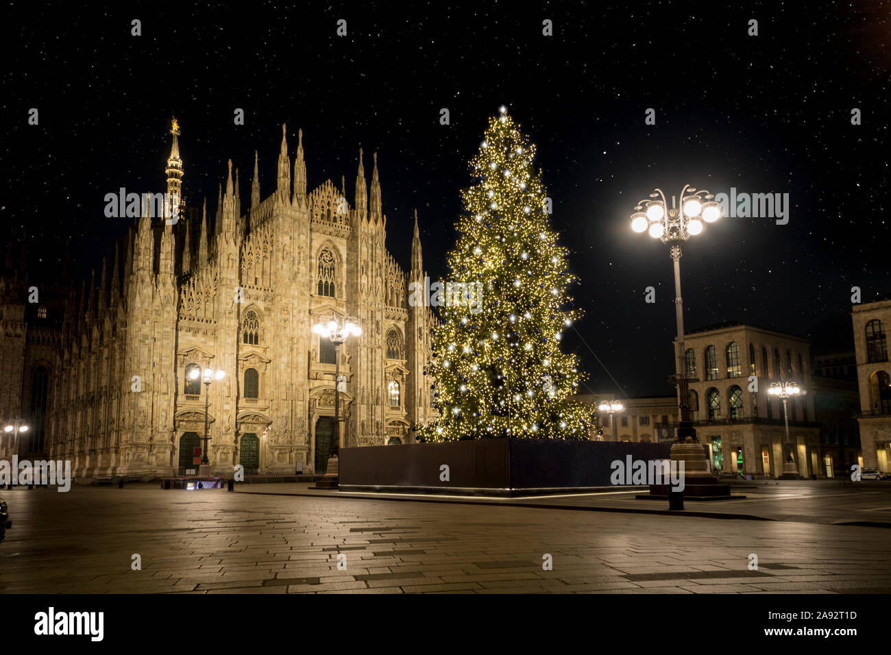 Milan (Italy) in winter: Christmas tree in front of Milan cathedral ...