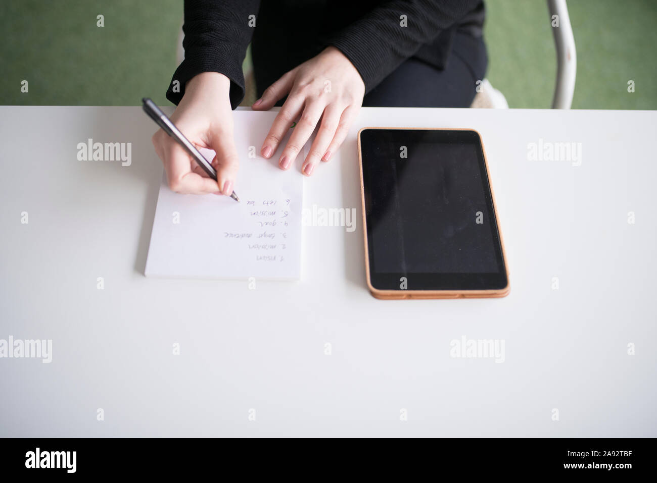 Making notes on tablet hi-res stock photography and images - Alamy