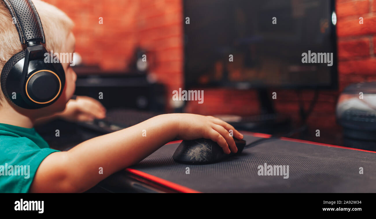 little boy playing games on computer Stock Photo - Alamy