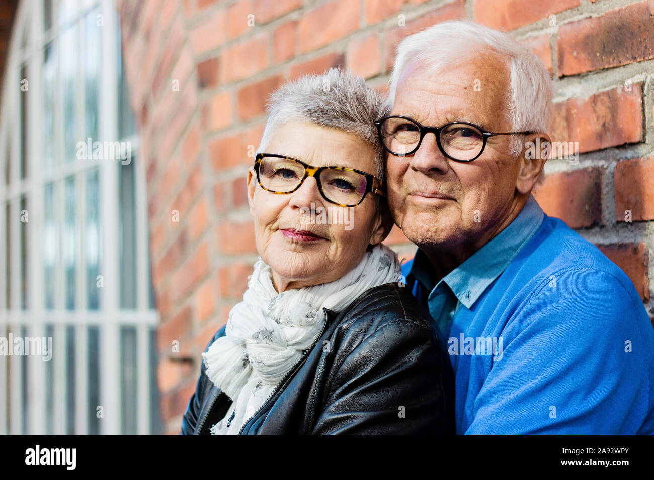 Senior couple holding glasses hi-res stock photography and images - Alamy