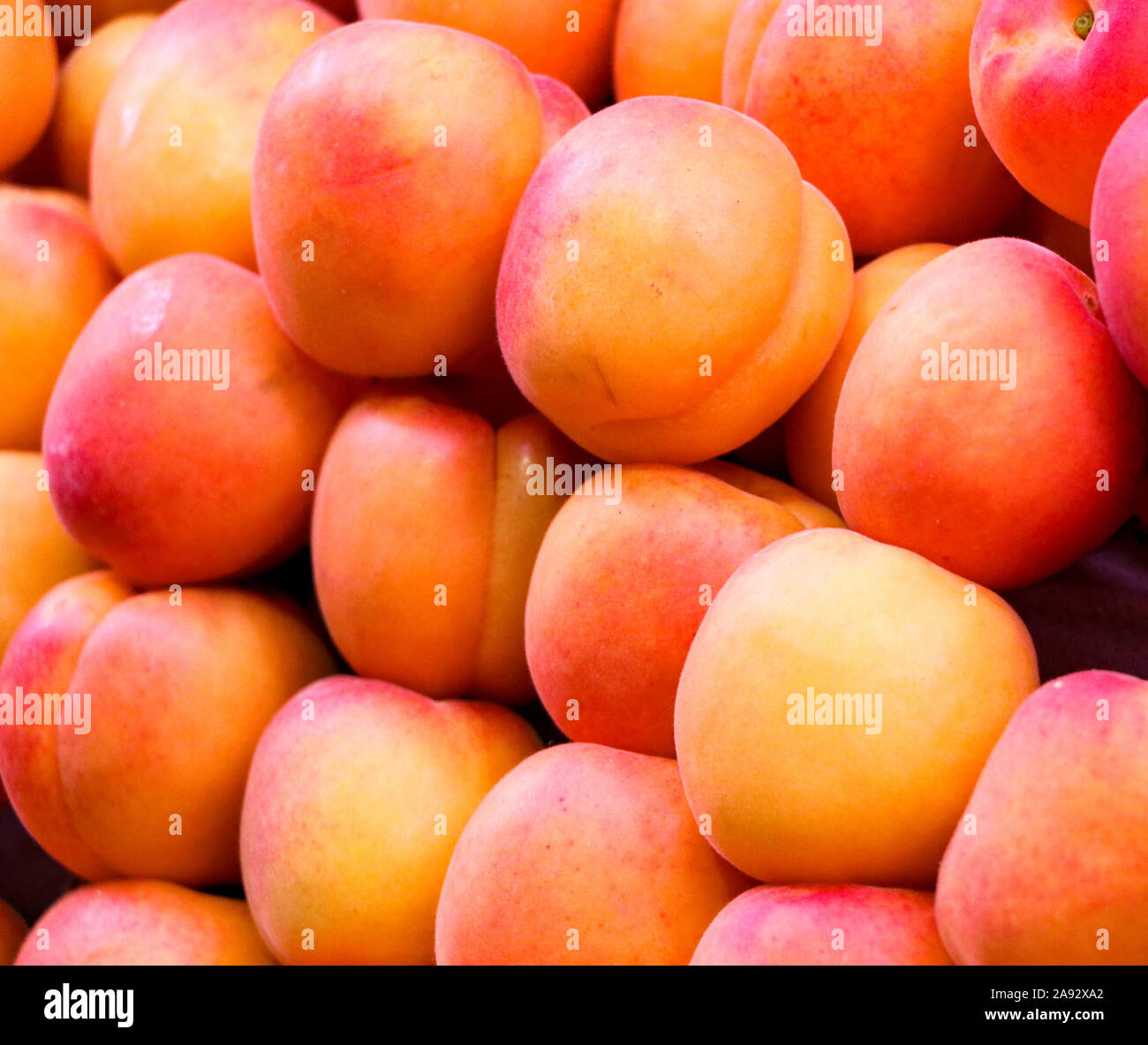 A market stand filled with fresh juicy golden peaches Stock Photo - Alamy