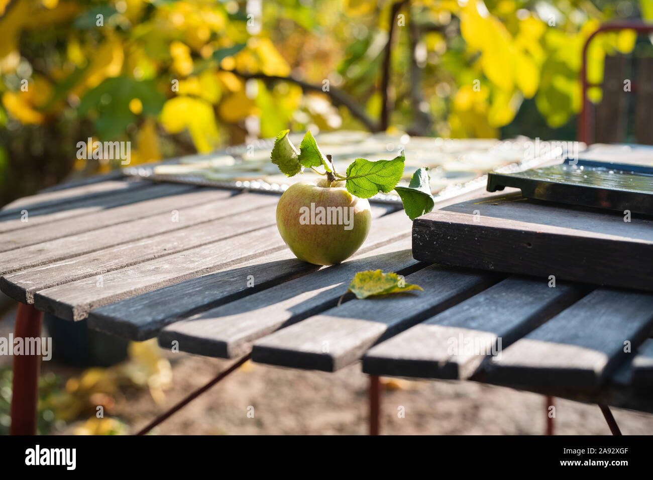 Image of apple hi-res stock photography and images - Alamy