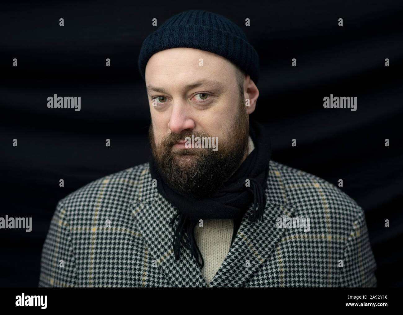 Man looking up black background hi-res stock photography and images - Alamy