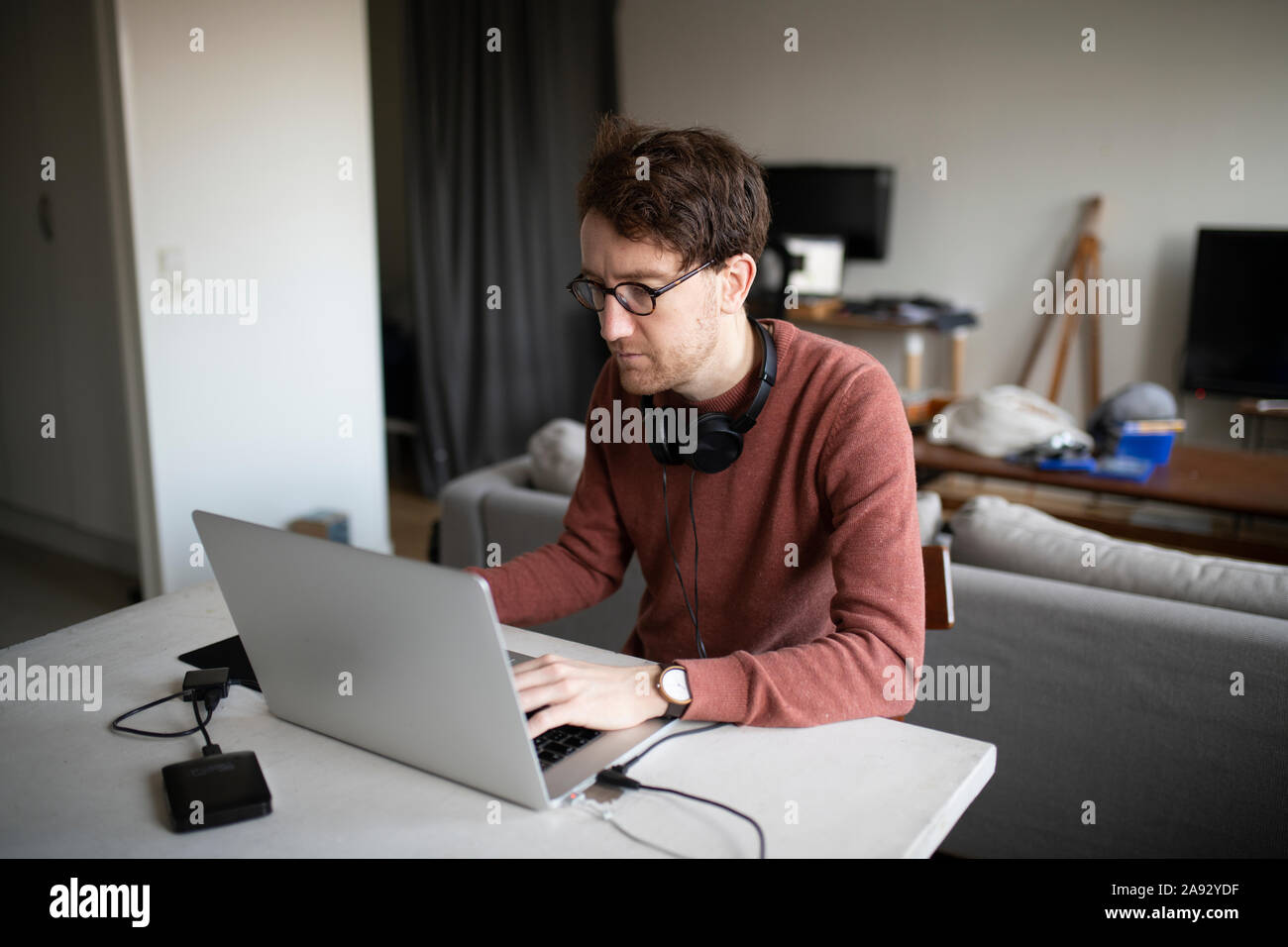 Men sitting laptop glasses hi-res stock photography and images - Alamy