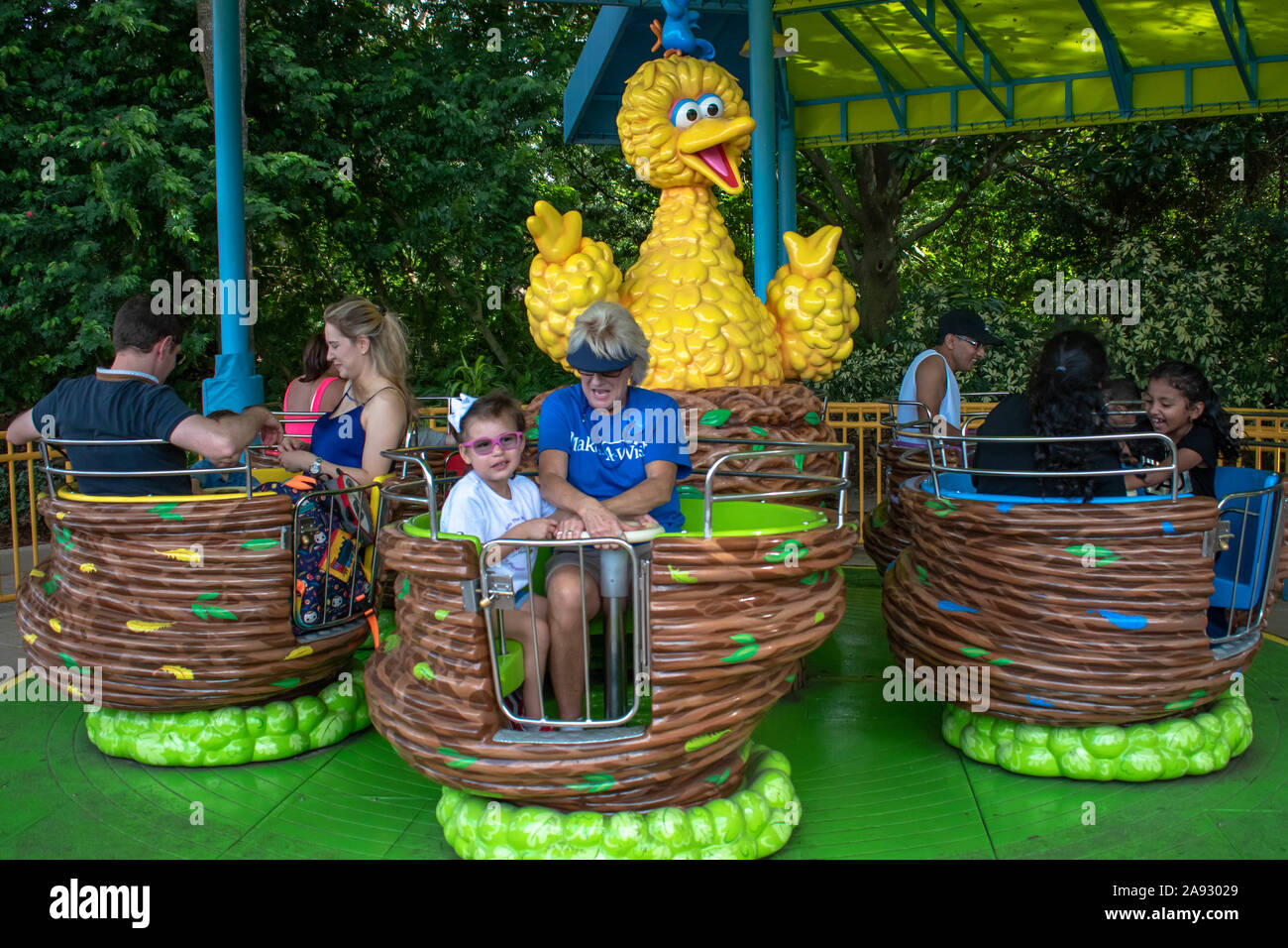 Sesame street theme park big bird hi-res stock photography and images ...