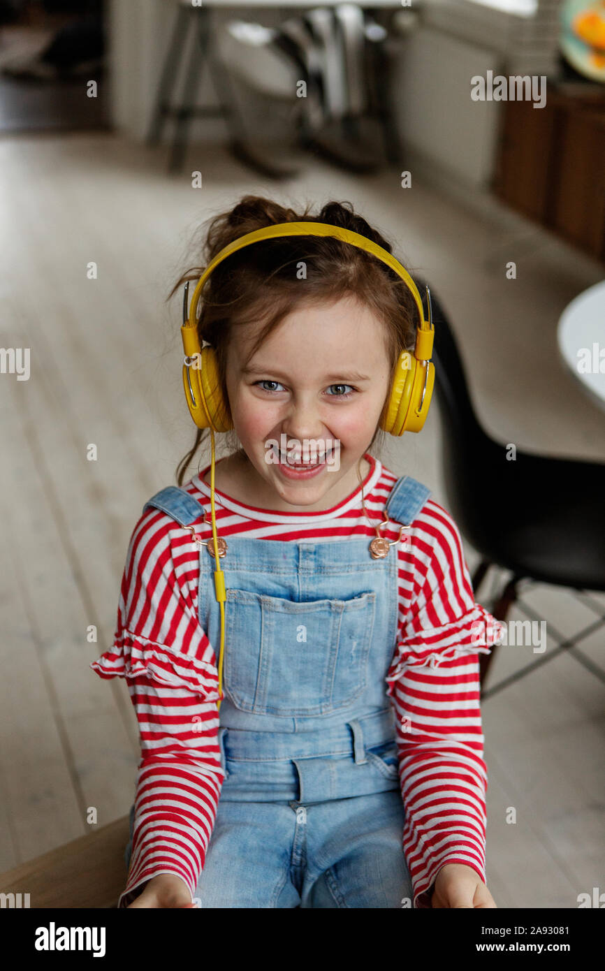 Happy girl wearing headphones Stock Photo - Alamy