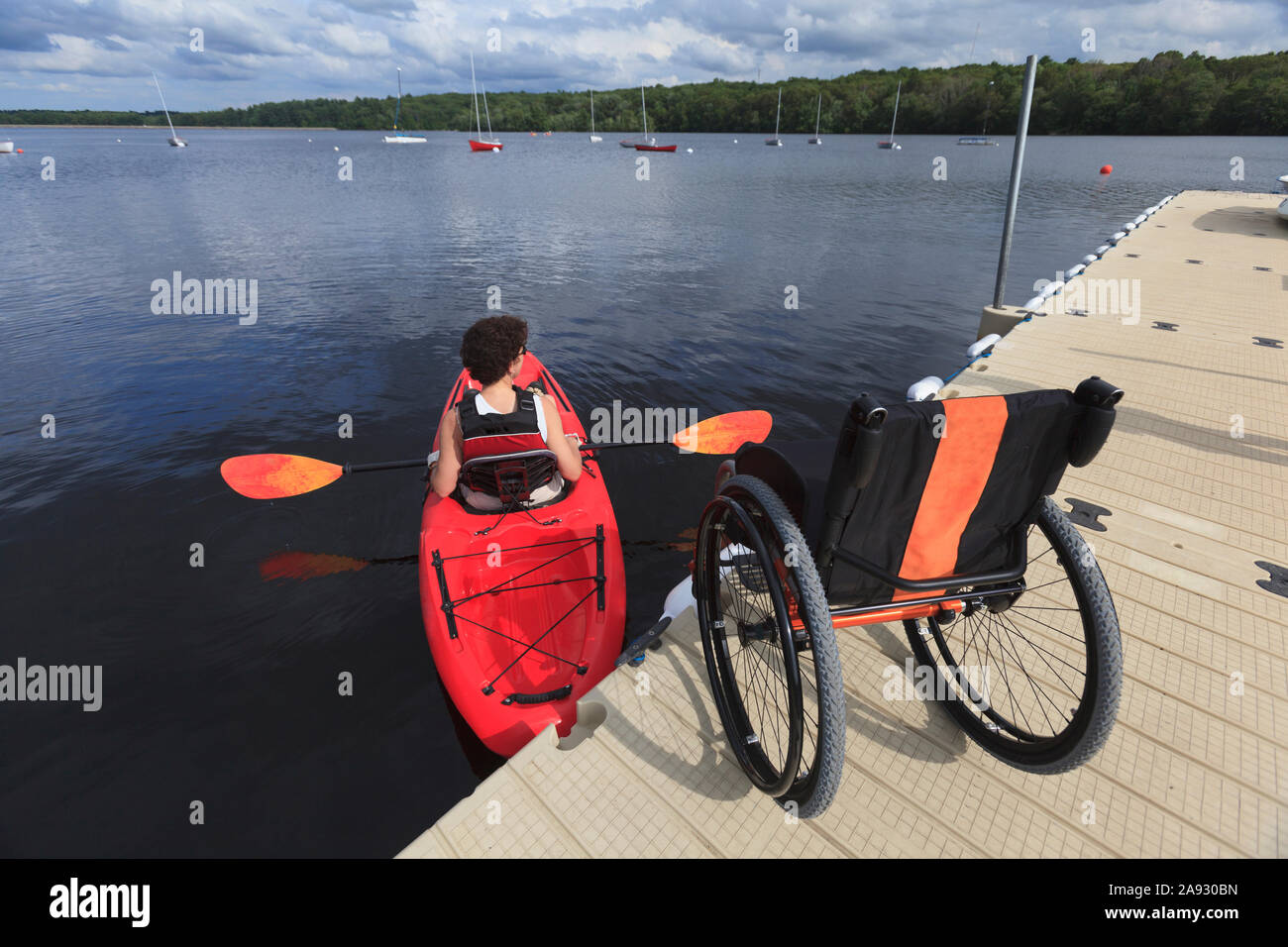 Woman with a Spinal Cord Injury learning how to use a kayak Stock Photo ...